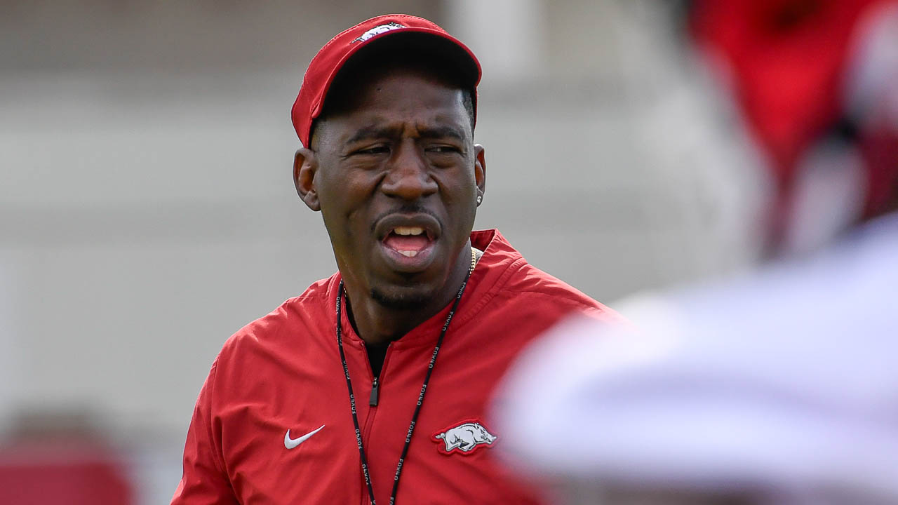 How Hogs running backs coach Jimmy Smith sets rotation » Hit That Line ...