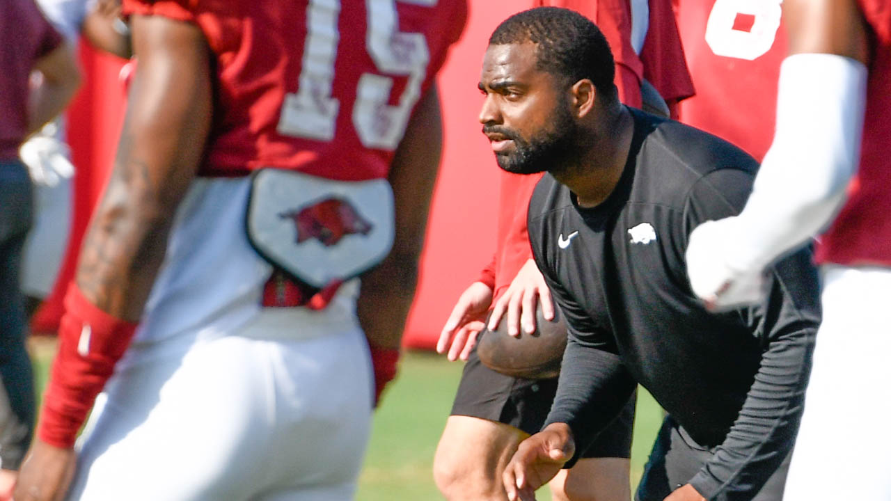 Razorbacks' cornerbacks coach Deron Wilson after practice Monday » Hit ...