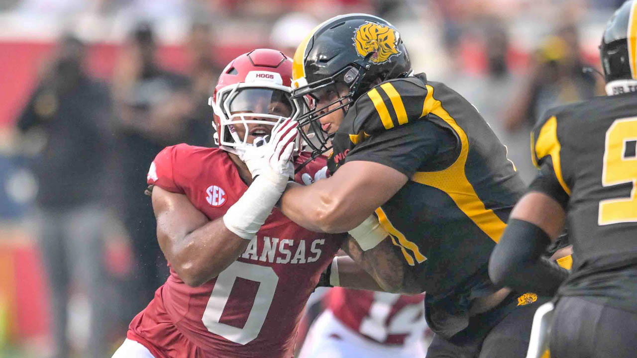 Razorbacks' TJ Metcalf, Nico Davillier on playing first true home game ...