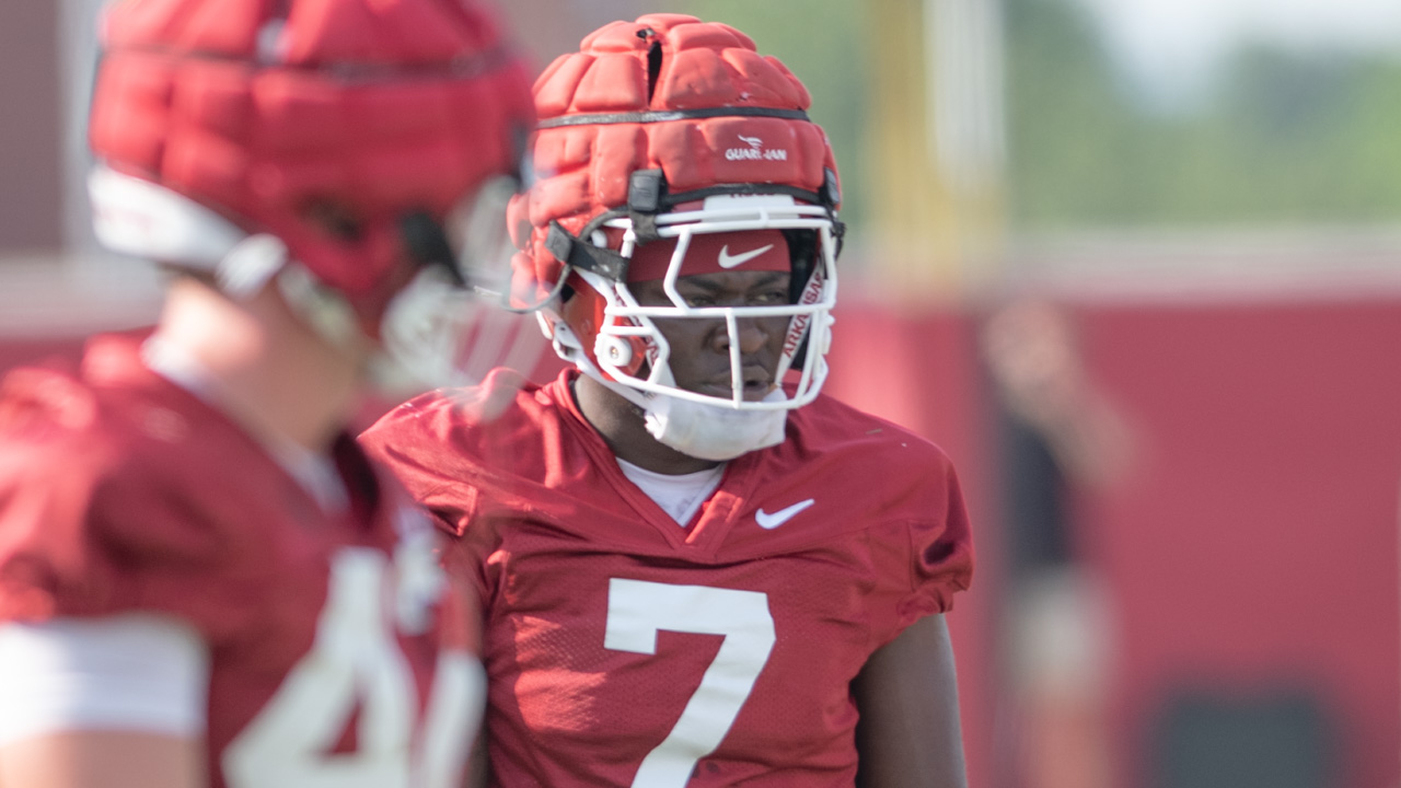 Razorback linebackers Bradley Shaw, Stephen Dix after practice Monday ...