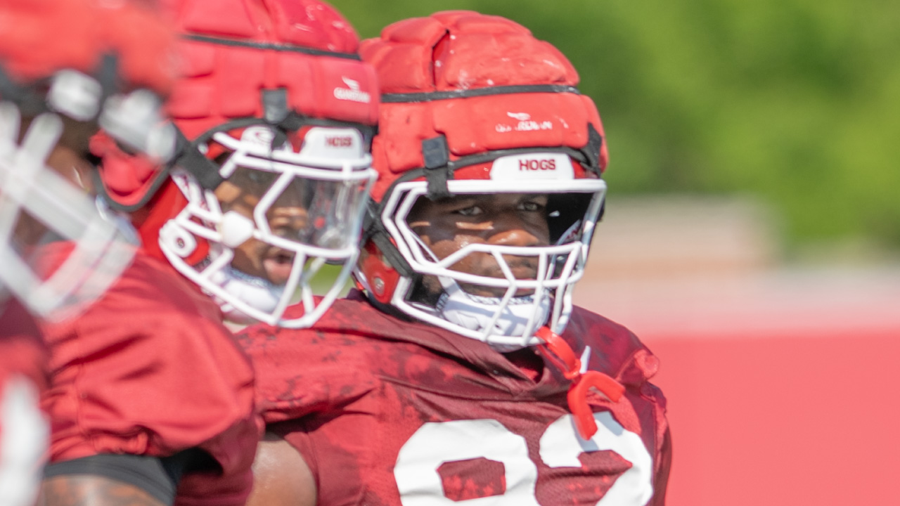Oke to miss start of Razorbacks' football season with knee injury » Hit ...